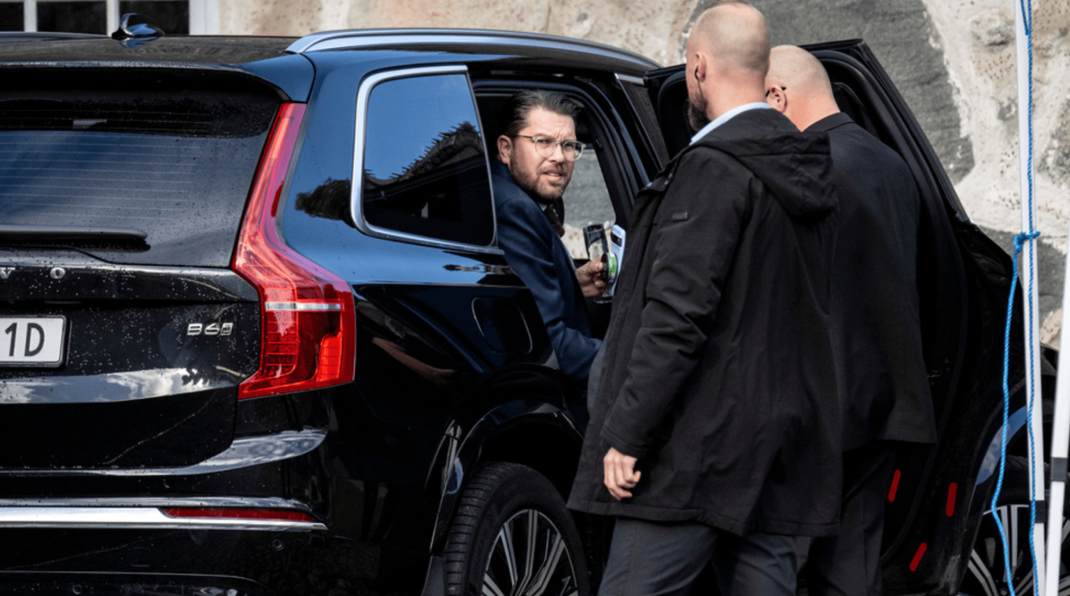 Åkesson pressad: Tunga kritiken efter gängkontakter